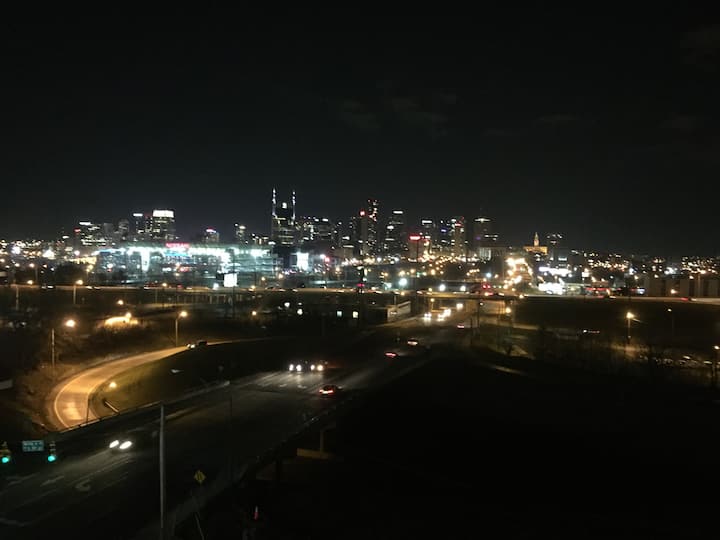 Excellent City Views, Cozy Condo Near Downtown - Nashville