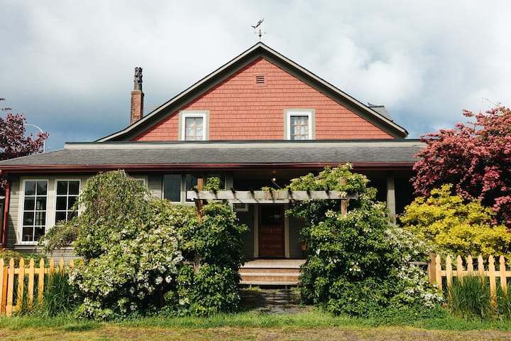 Historic 5 Bdrm House Hot Tub Dogs Ok Sleeps 10 - Seaview, WA