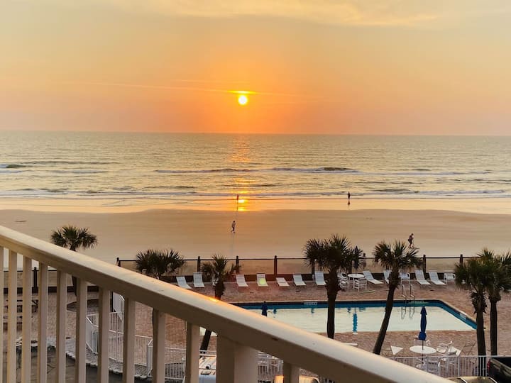 *Ocean Front With Balcony* King Size Bed Studio! - Daytona Beach, FL