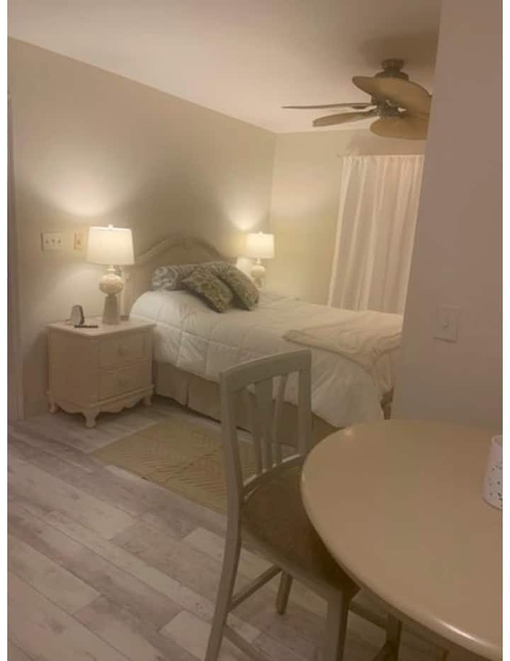 Studio Sleeps 2, Beach Is Approx. 1.5 Mile Away. - Naples, FL