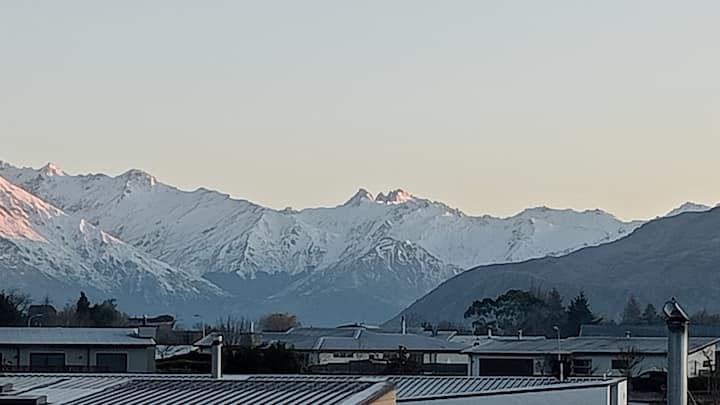 Superb Mountain Views From A Great Apartment - Wanaka