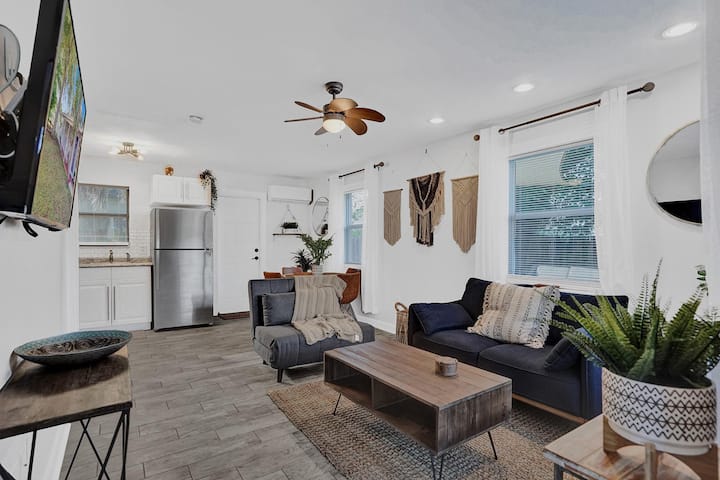 Stylish King Suite • Near Beach, Bars & Dining - North Lauderdale, FL