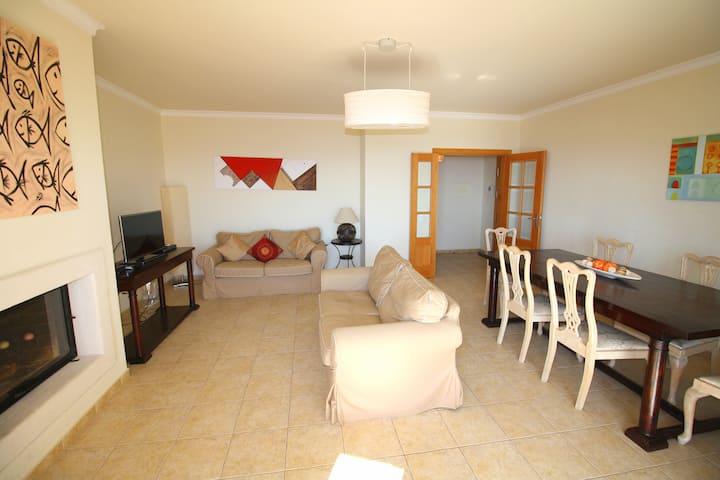 Fab 3-bedroom Apartment - Wi Fi & Great Sea Views - Luz