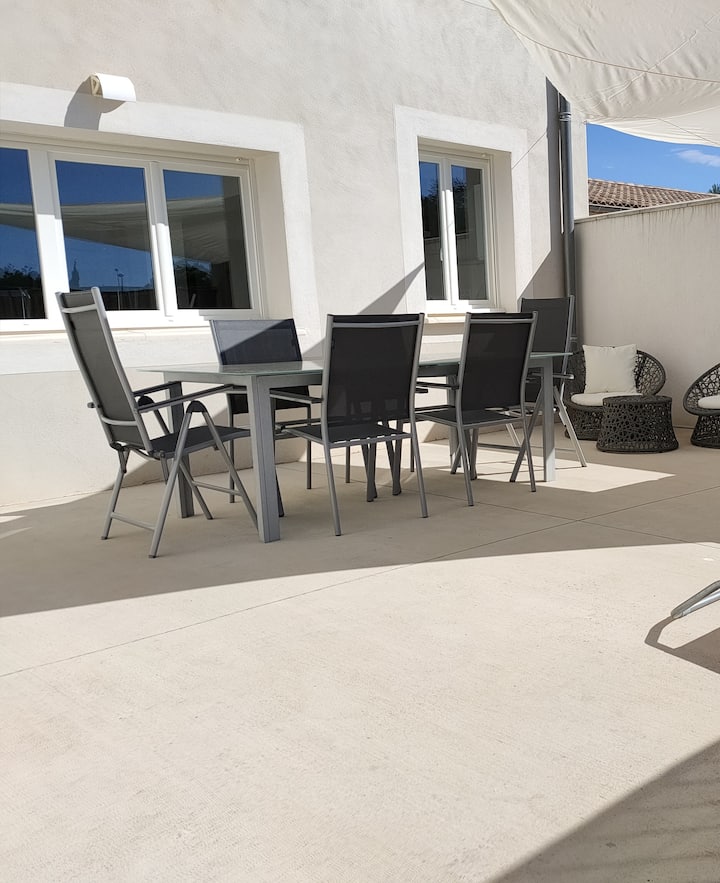 Superbe Appartement Avec Terrasse, Parking Gratuit - Aimargues