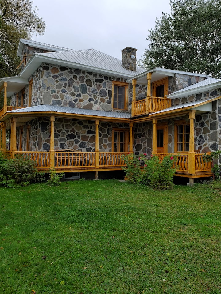 Chalet, Un Repos Dans Le Temps, Foyers Intérieurs. - Charlevoix Regional County Municipality