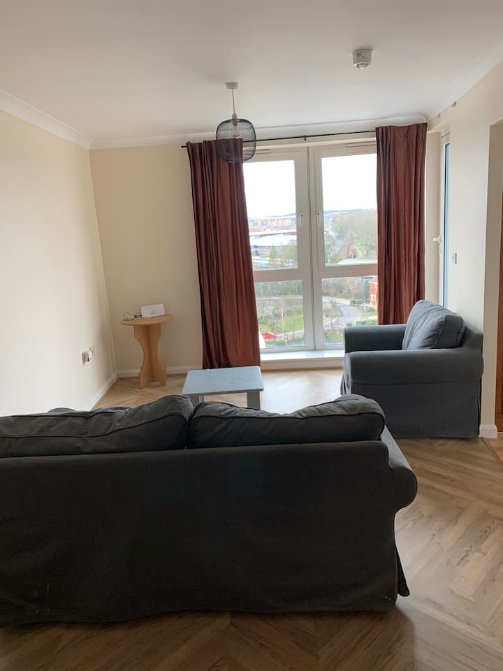 Lovely 2 Bedroom  Serviced Apartment With Parking - Basingstoke