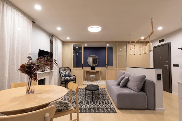 Cosy Flat "Mountain Bell" In Downtown - 반스코