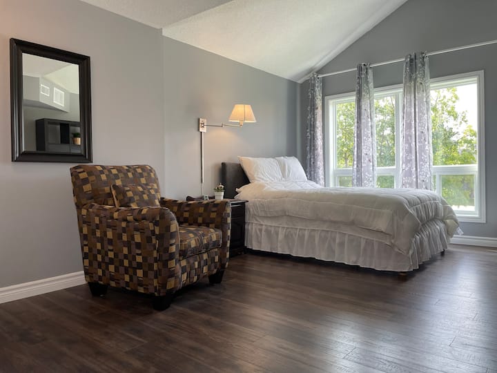 Spacious 2-bed 2-bath Condo At Prime Location - Collingwood