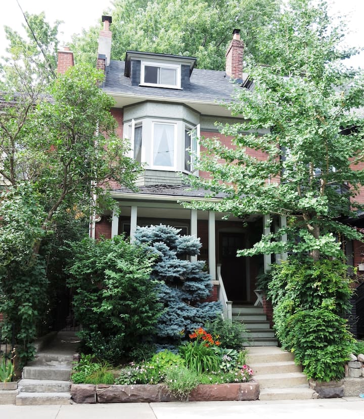 Artist's Lovely Cabbagetown Century  Home Downtown - Toronto