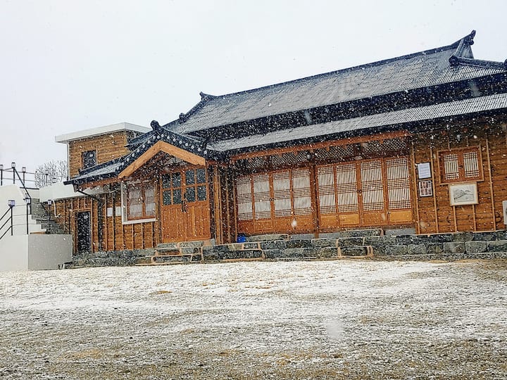 (편백방 자온 3호실) 부여 자온대 펜션 백마강을 볼 수 있는 한옥 흙집 펜션 - 규암면