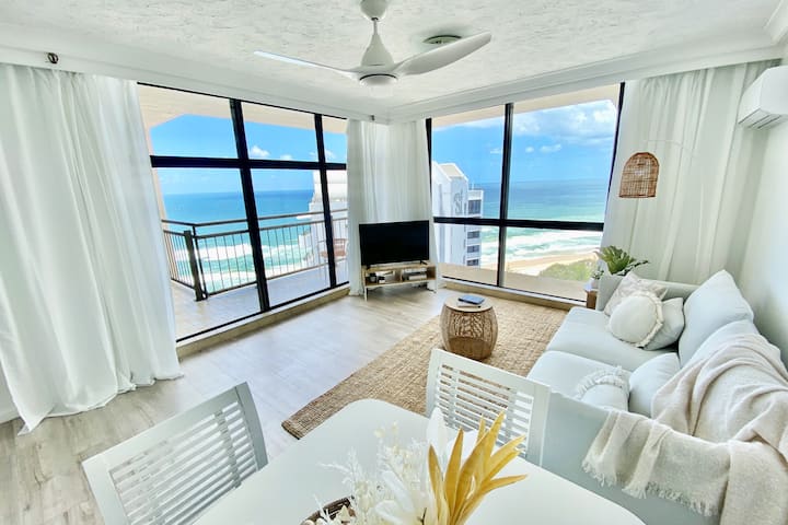 Modern Beach Style 1 Bedroom Unit With Ocean Views - Surfers Paradise