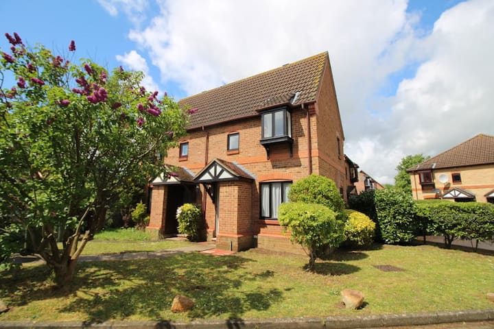 Delightful One Bedroom House With Free Parking - Woking