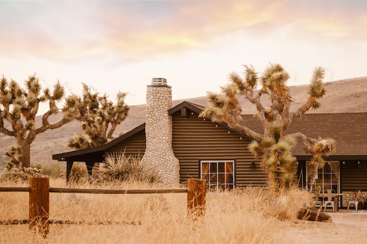 Walk To Pappy's W/ Saloon, Hot Tub, Cowboy Tub - Yucca Valley, CA