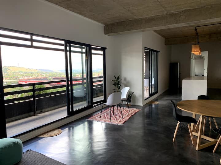 Modern Top-floor Penthouse | Exquisite City Views - Johannesburg