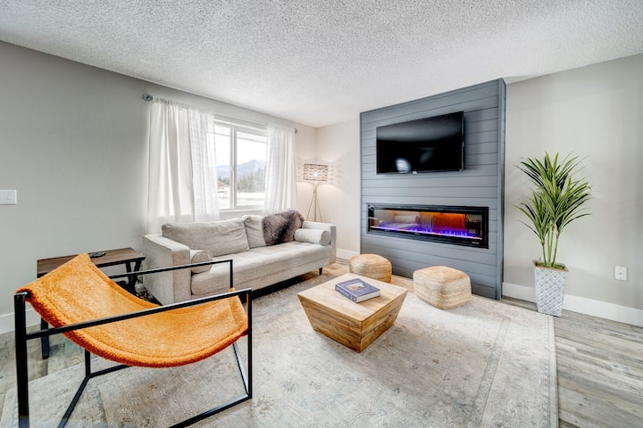 Cozy & Bright 2 Bed Home W/ Indoor Fireplace - Coeur d'Alene, ID