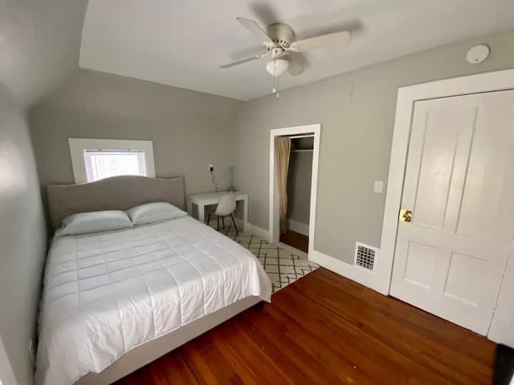 Cozy Retreat, Steps From Park Ave. Fast Wifi! - Rochester, NY