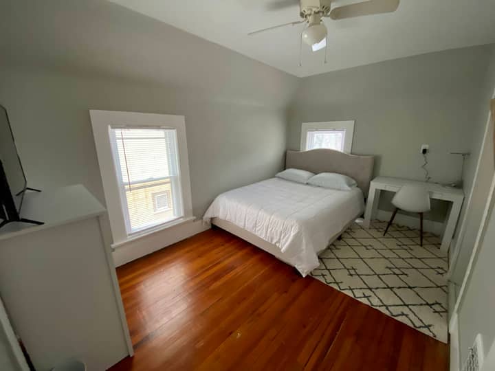 Cozy Retreat, Steps From Park Ave. Fast Wifi! - Rochester, NY