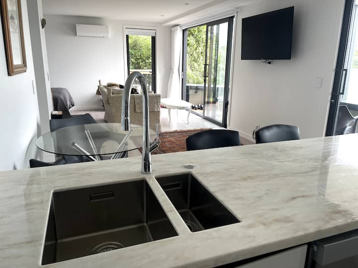 Luxury Waterfront Studio Apartment - Auckland