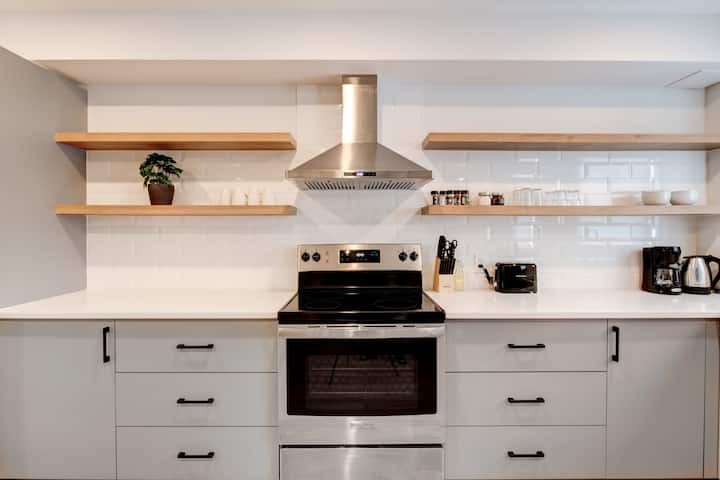 Monthly Stays ♥️ | Lux King 🛌 | 20min To Yul - Laval, Canadá