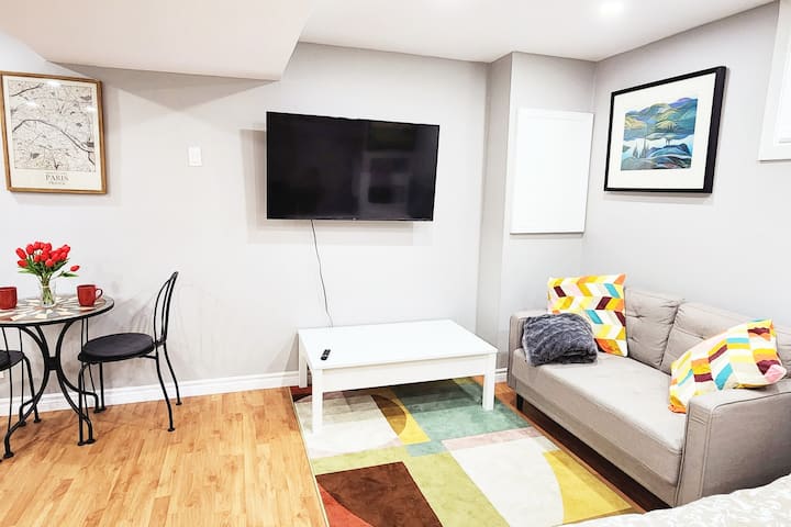 Entire Private Studio W Free Parking, Fast Wi-fi - Waterloo, Canadá