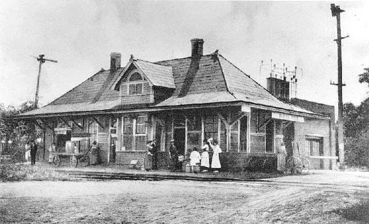 Stay In A Historic Train Station - OLIVER LAKE, Leesburg