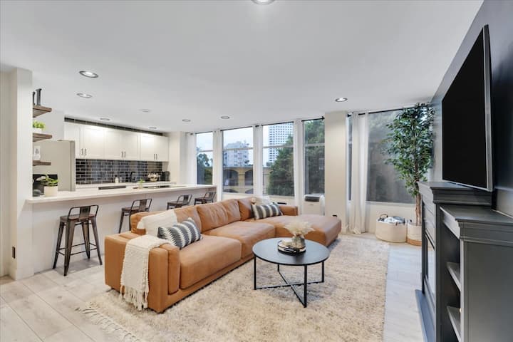 Downtown Long Beach Modern 2br Condo + Parking - Long Beach