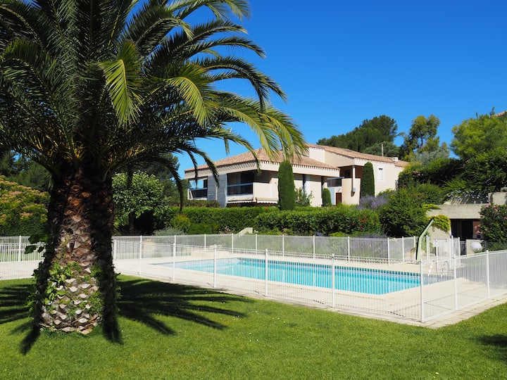 Logement Au Calme Avec Piscine Dans La Résidence. - Sanary-sur-Mer