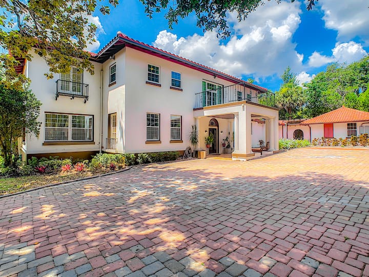 7 Bedroom Rental: Lake, Pool, Hottub - Ocoee, FL