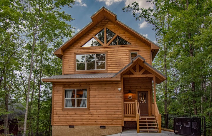 Hilltop Hideaway: Beautiful Luxury Cabin With View - Pigeon Forge, TN