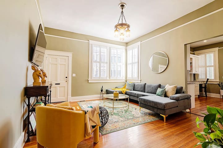 Southern Charm & Gourmet Kitchen Steps Off Forsyth - Savannah, GA