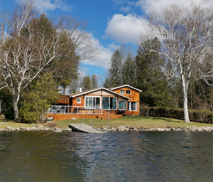 Waterfront 4 Bedroom Cottage - Tree House & Hottub - Ontario