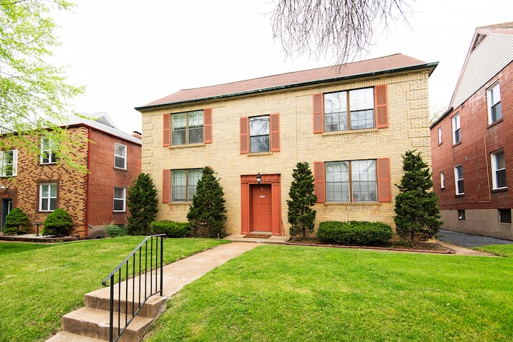 Lovely 2 Bedroom Apartment With Free Parking - St. Louis, MO