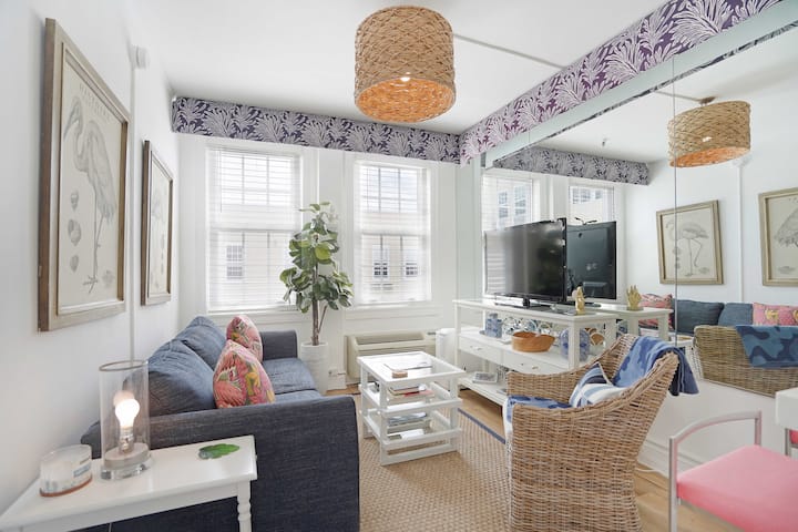 Sunny One Bedroom Condo Steps Away From The Beach - Palm Beach, FL