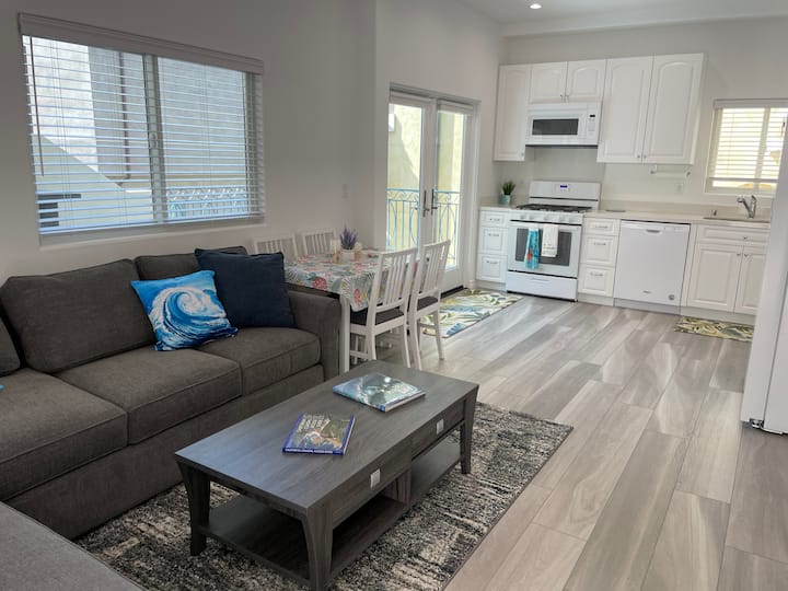 New Ocean Front Duplex, Walk To Dining & Shopping - Manhattan Beach, CA