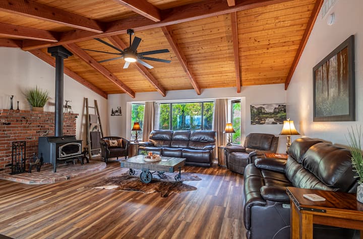Yosemite Getaway | Luxe Hot Tub + Views | Gameroom - Bass Lake, CA