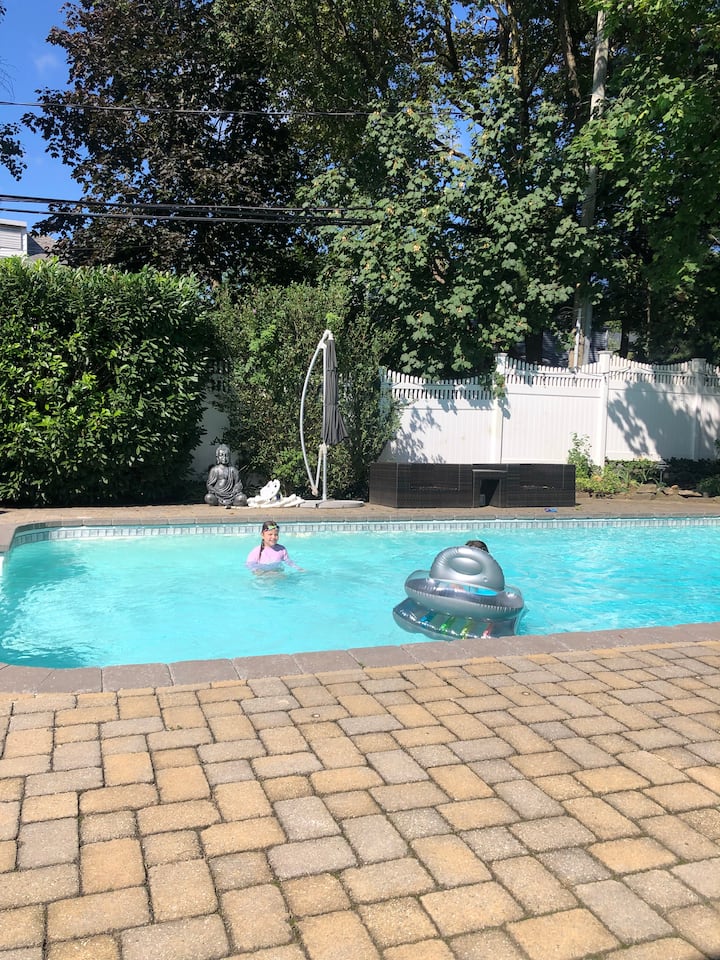 Beautiful Home With Pool. - Great Neck, NY