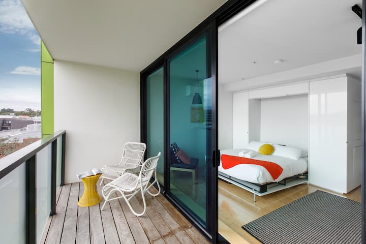 Live The Seaside Lifestyle In Modern St. Kilda Gem - Melbourne