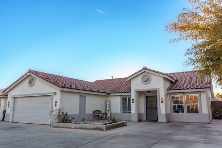 Private Sunshine Stay W/pool / Near Strip - North Las Vegas, NV