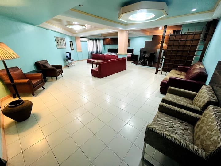 Huge 100m2 Condo -Ideal For Group Stays -Wifi & Tv - Subic