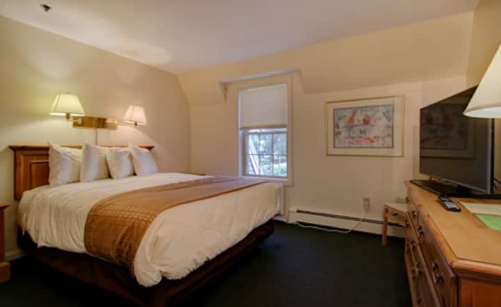 Spacious One Bedroom Apartment W/private Balcony - York's Wild Kingdom, York