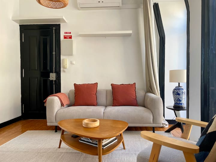 Central Hidden Gem, Rustic Modern 2 Bedroom Flat - Lisbon