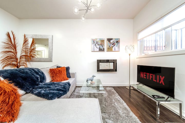 Chic Suite | Long Stays| King Bed |Fireplace &Wifi - Edmonton