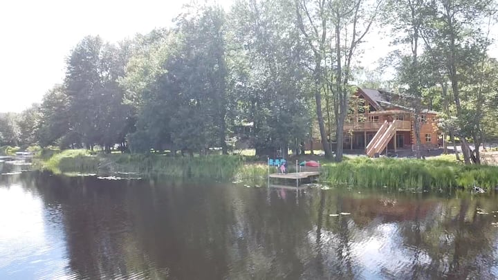 Ski Lodge/lakefront 6 Bdrms+loft, 6.5 Bath 14+ppl - Tannersville, PA