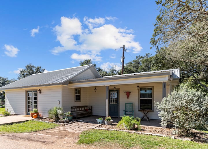 2 Houses/5+bedrooms! Party Barn With Games!  Stocked Pond!  On 5 Acers-sleeps 17 - Texas