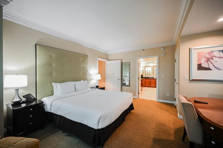 F2q1 1bd/2ba Strip View/balcony/full Kitchen/pool - Las Vegas