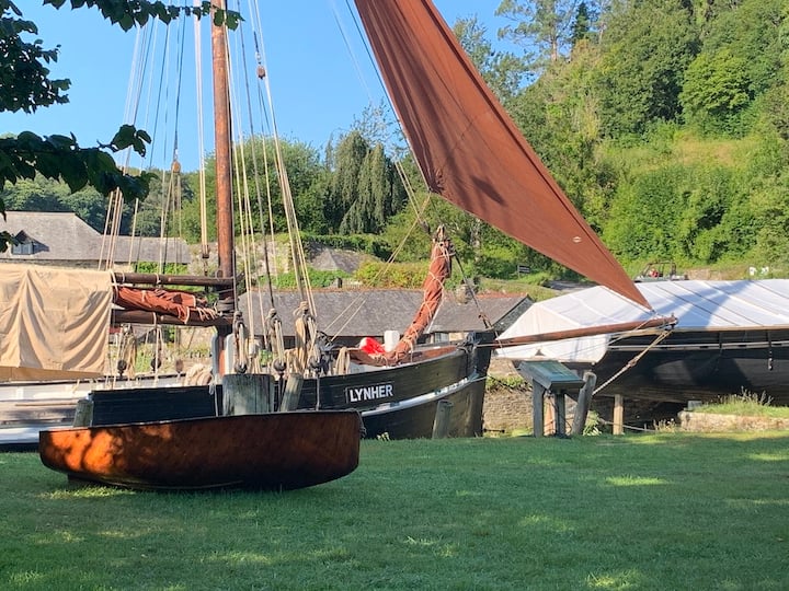 Classic Tamar Barge Ideal For Family River Holiday - Tavistock
