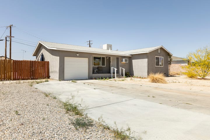 The Ridgecrest Retreat: A 3-bedroom Getaway - Ridgecrest, CA