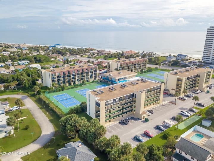 Relax @ Our 2br/2.5ba Condo 2 Floors & 3 Balconies - Daytona Beach, FL