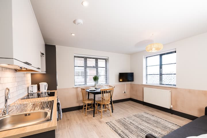 Stylish 1 Bed Apartment In Central Salisbury - Salisbury