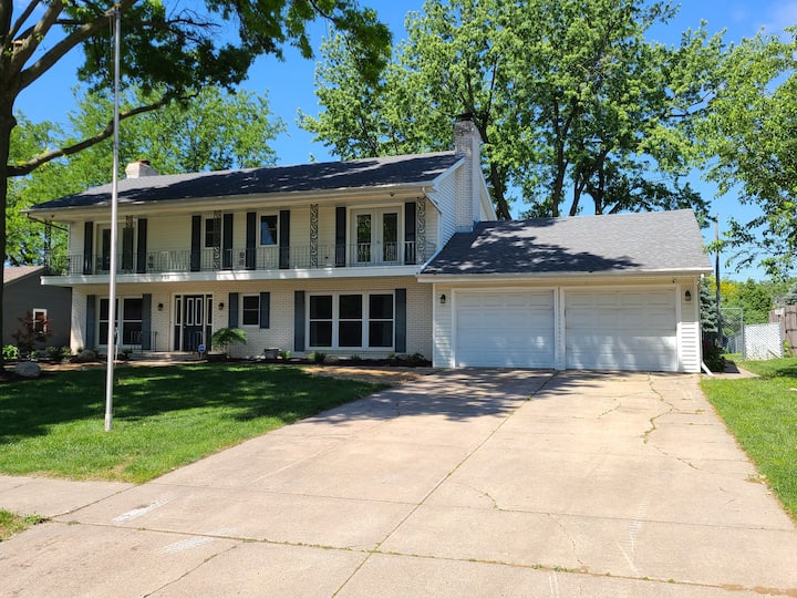 Executive Rental - 4 Bed/4 Bath House - Bennington, NE